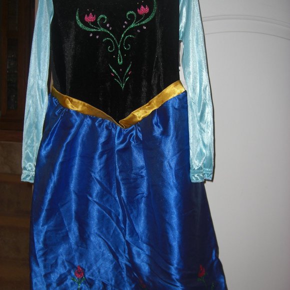 Disney | Costumes | New Disney Deluxe Princess Anna Frozen Cape Dress ...